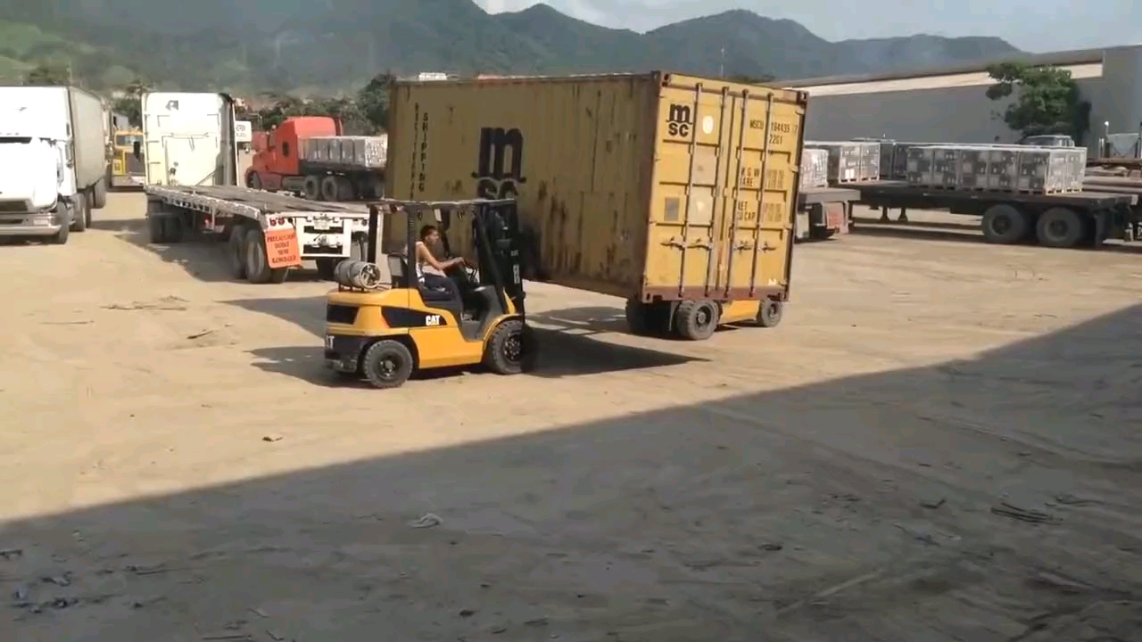 用叉车装卸集装箱,从头至尾找不出合规操作