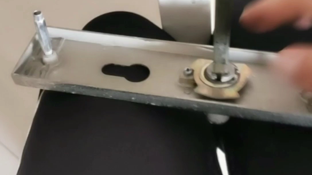 出租屋的门把手坏了,怎么修,只要一把螺丝刀,轻松搞定。