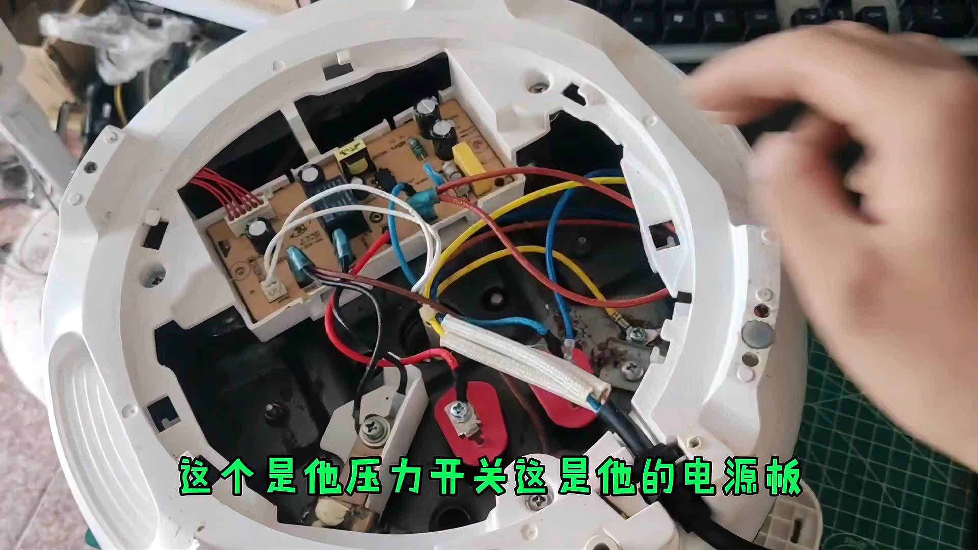 美的电压力锅开机显示0H保温灯闪烁按键无反应,小伙.