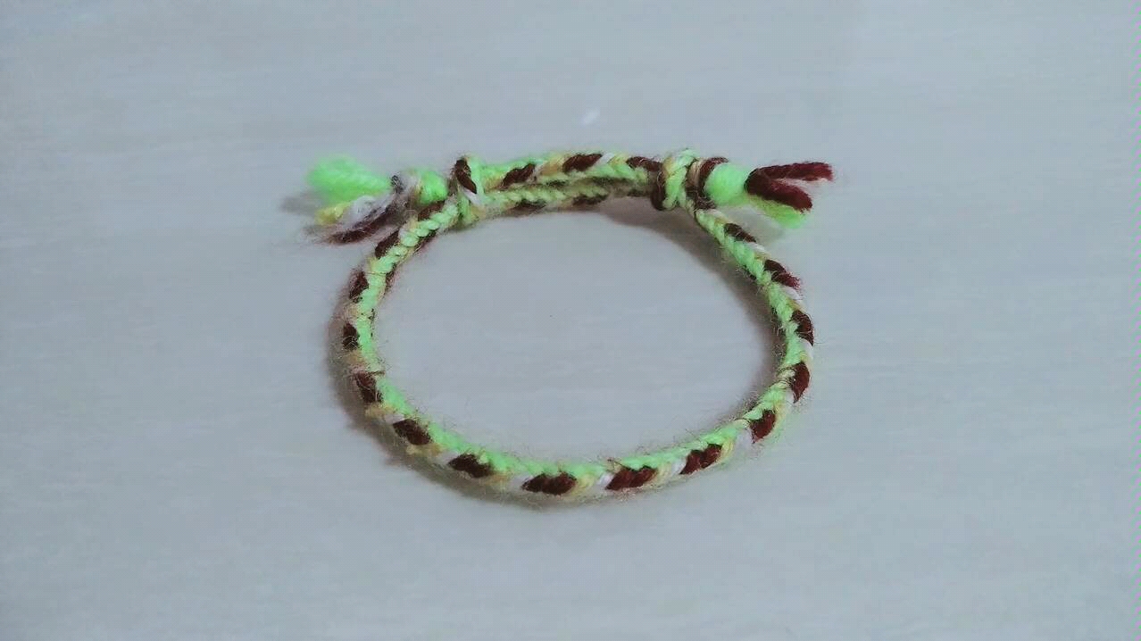 毛线花样手绳编织过程,用织毛衣的毛线编条手链,还不错吧S101