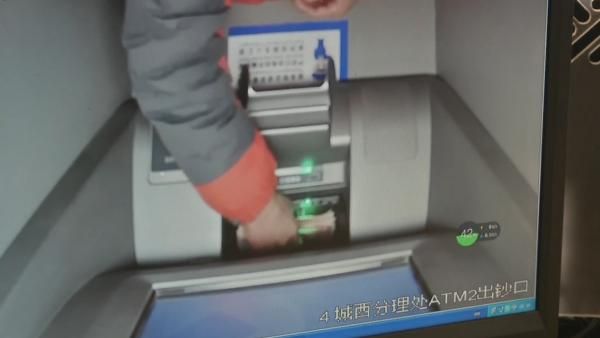 30万带密码银行卡插取款机, 被盗刷两万