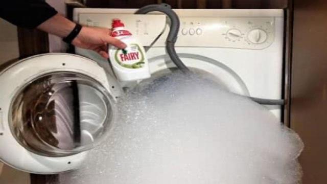 往洗衣机里倒进一瓶洗衣液,启动后会发生什么事情?.
