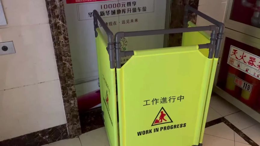 合肥一小区电梯 维修时突发一声巨响
