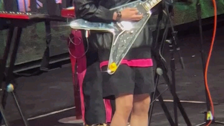 TF家族三代 蝴蝶效应演唱会《你的微笑》饭拍 快看张泽禹乐队核心主唱!