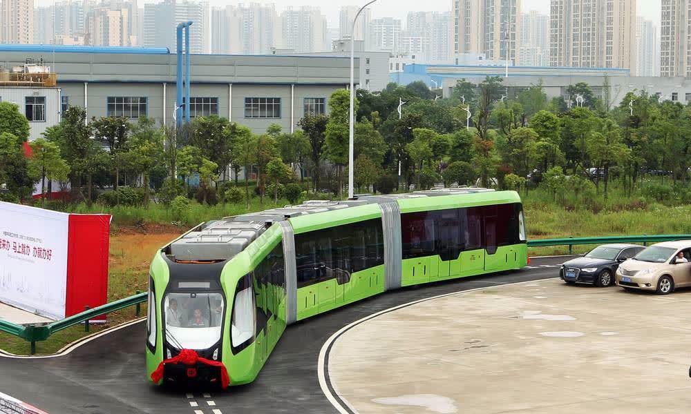 再创奇迹,中国出现全球首列无轨电车,充电十分钟,行驶25公里