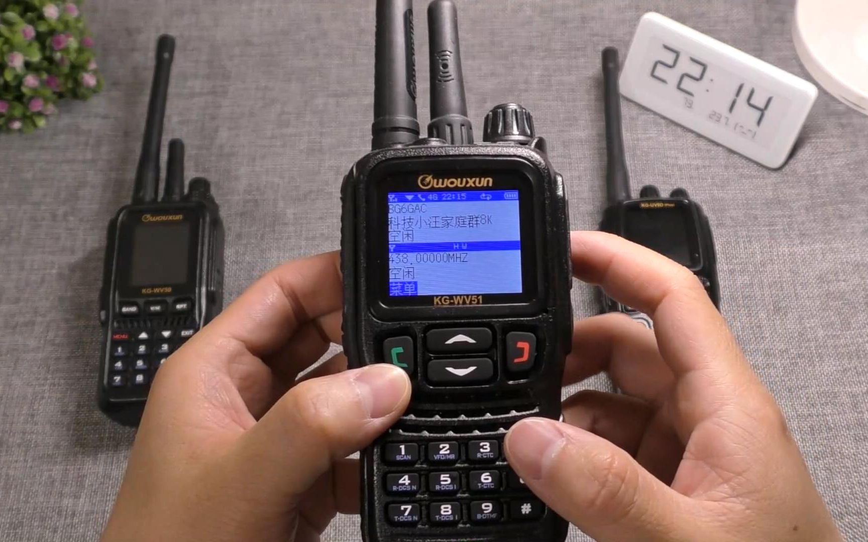 小汪找来三台对讲机,设置公网中转模式,再远也能和本地中继通联