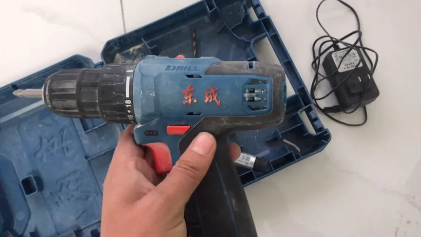 166买的电动螺丝刀,用霸王钻就能钻水泥墙,家用挺合适