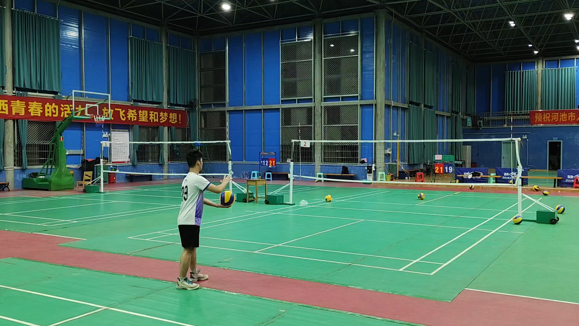 气排球:今晚发球失误太多了,一个人自己练练发球了。广西桂标气排球,...