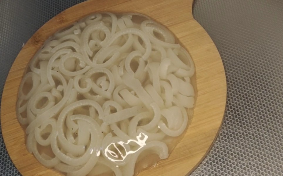 如何熬制晶莹剔透的肉皮冻,有技巧,看完就会了