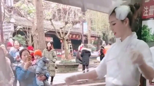 美女现场表演如何制作,想吃现成的太难了!
