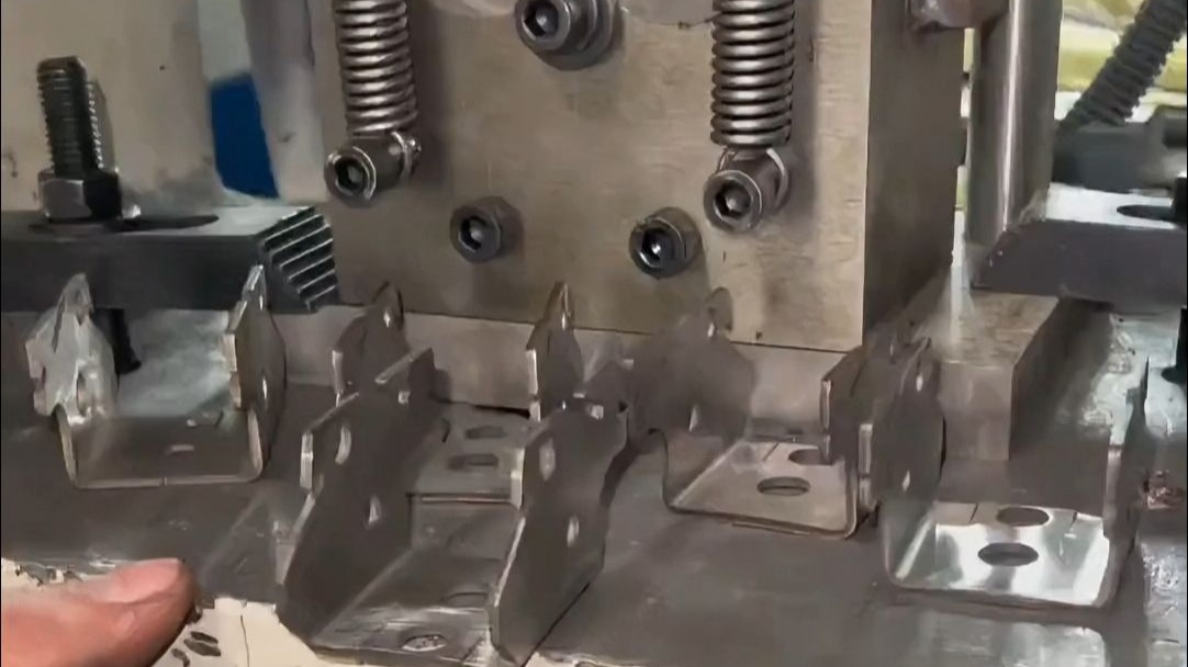 一次折弯没有压痕和拉伤,模具结构如何设计?