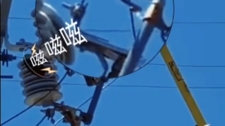 施工现场!安装跌落式熔断器,滋滋滋…