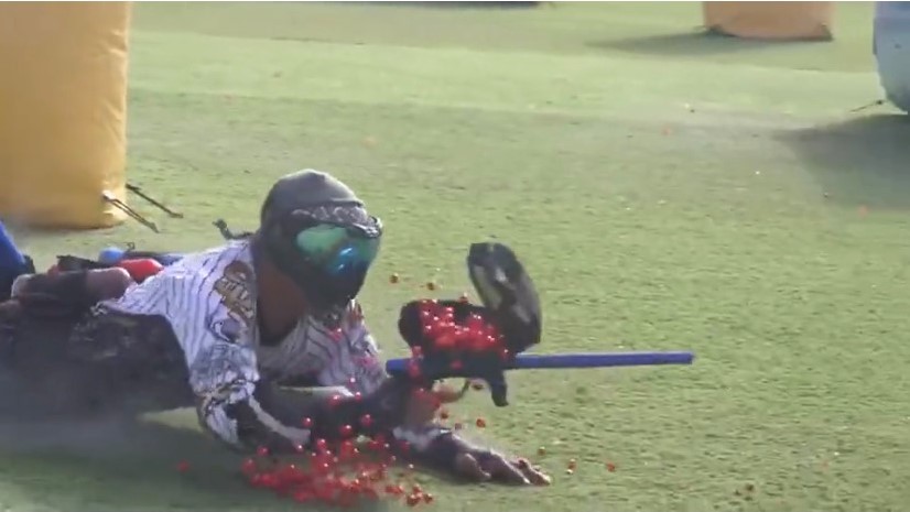 真人cs比赛,小伙上演精彩操作,网友:一看就是.