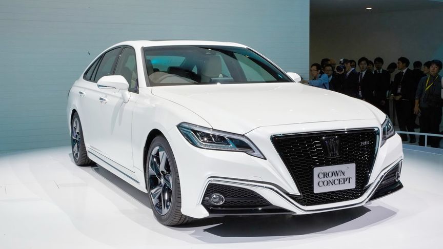 全新丰田皇冠即将国产,车长5米内饰比奥迪A8还豪华,放弃宝马5系
