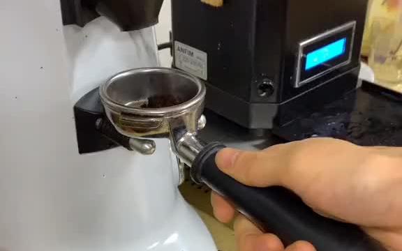 【咖啡制作】这个视频有点长!诠释了一杯拿铁咖啡的制作过程!据说点...