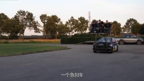 国外敞篷车打开新方式,一个急刹,车尾直接翘上天