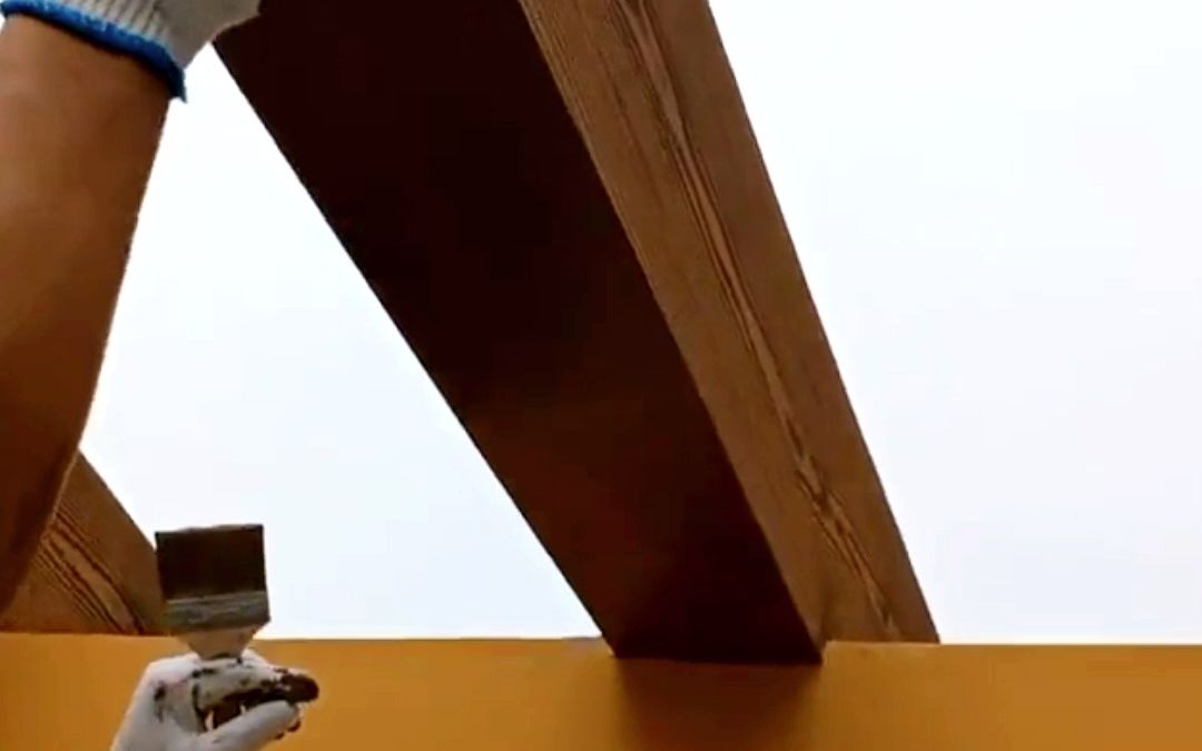 水泥柱廊架仿木纹漆施工现场视频-重庆手工拉木纹工艺