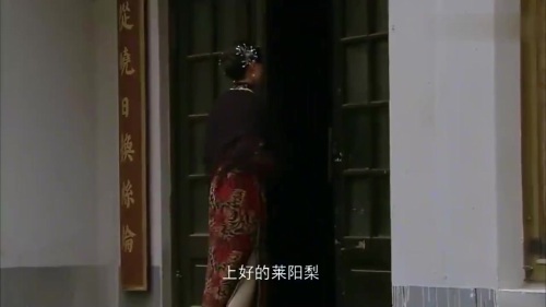 女特务想用美人计,套出伙计的秘密,怎料他识破反调戏她