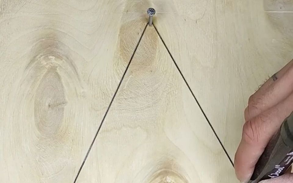 三根钉子一支笔可以画出一个标准的椭圆