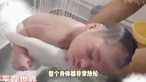 刚出生一小时的宝宝还以为在妈妈肚子里,这萌态让人的心都化了