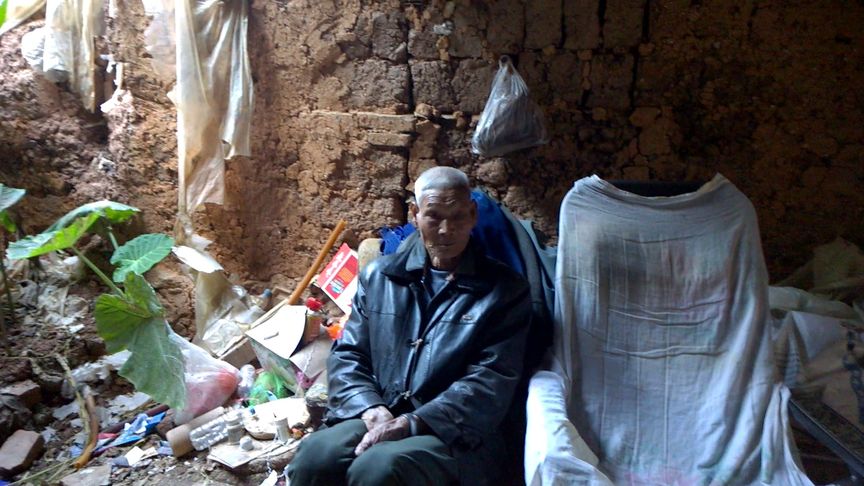 看看艰难的人是如何生活的,所以我们别再抱怨生活