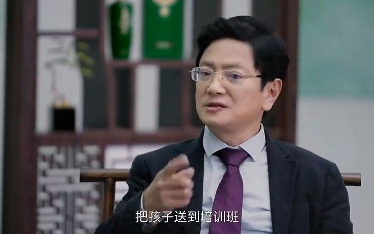 郑强教授接受各大记者采访,与美女主持谈笑风生,被誉为当代鲁迅