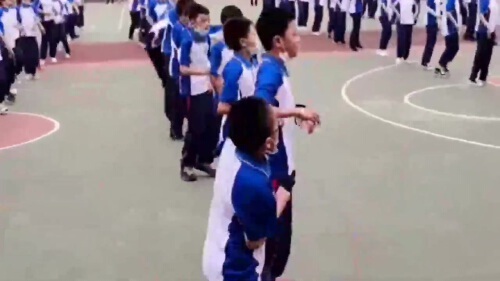福建小学生都是这么优秀的吗?看来学校是少你一间舞蹈室!