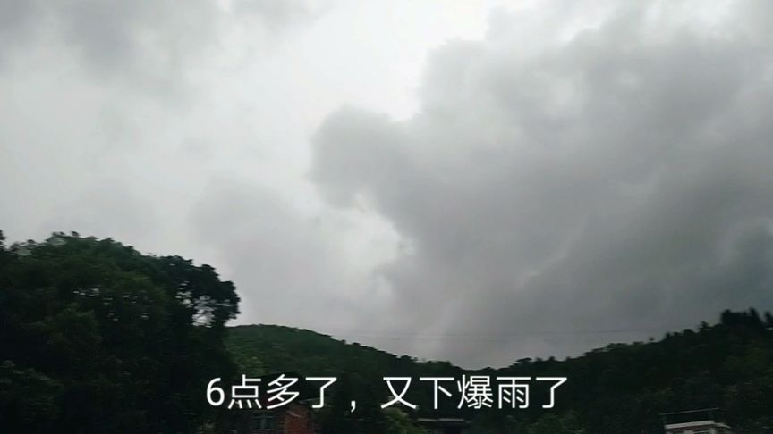 实拍福建暴雨+打雷+闪电又来袭,天空白茫茫一片。