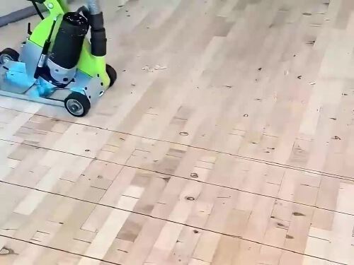 德国工人神速翻新木地板!一天搞定全屋,15000元拆装费值不值?