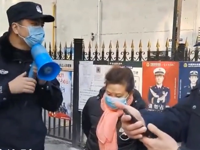 ...民警街头宣传电信网络诈骗