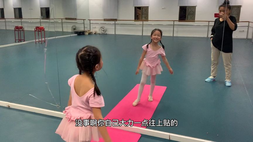 一个人霸占舞蹈教室练习基本功,老师指导学的快