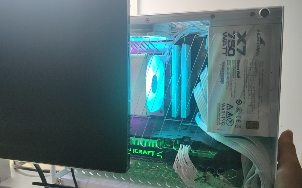 华硕吹雪B760 进boiss设置启动盘后,一直黑屏为什么,有没有大佬指导...