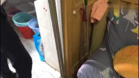 家里厕所推拉门坏了没请师傅,自己动手安装,老公太厉害了