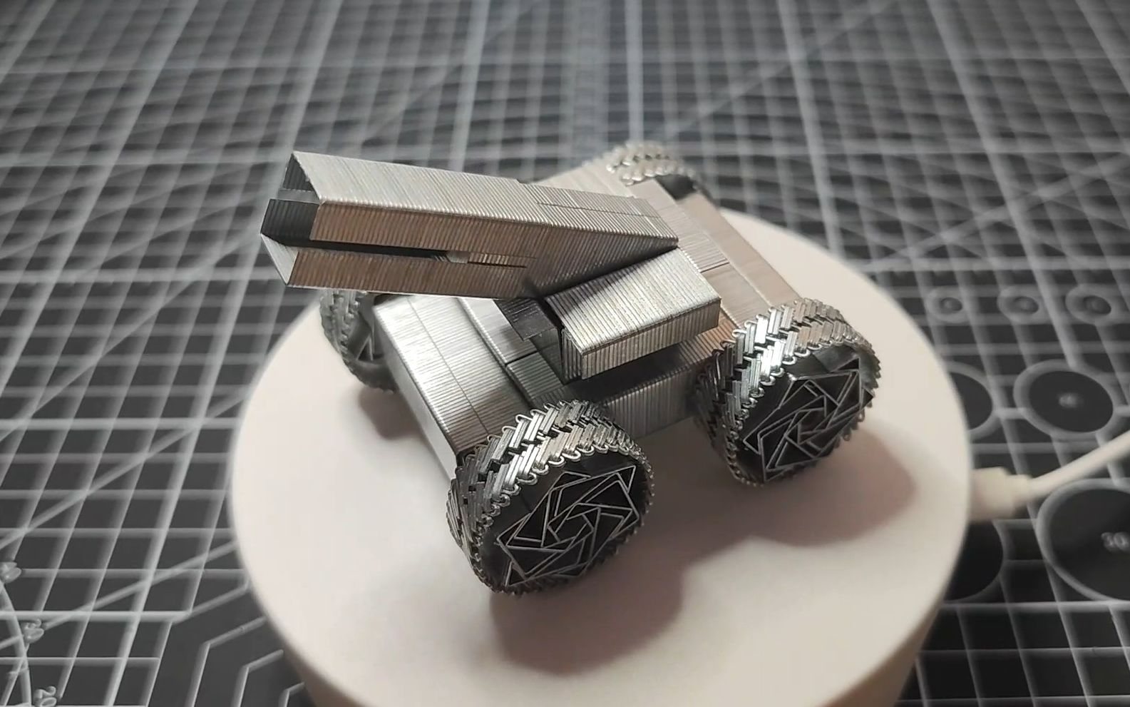 94块订书钉的拼接玩法 从两盒订书钉中取出一辆炮车