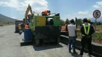 ...式路沿石滑膜成型机视频 大型现浇混凝土路沿石一次成型机施工视频