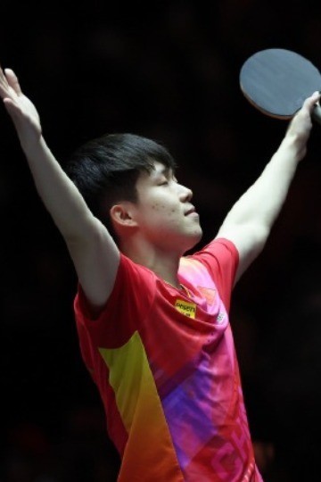 实现三连冠!王楚钦战胜张本智和获得WTT总决赛男单冠军!