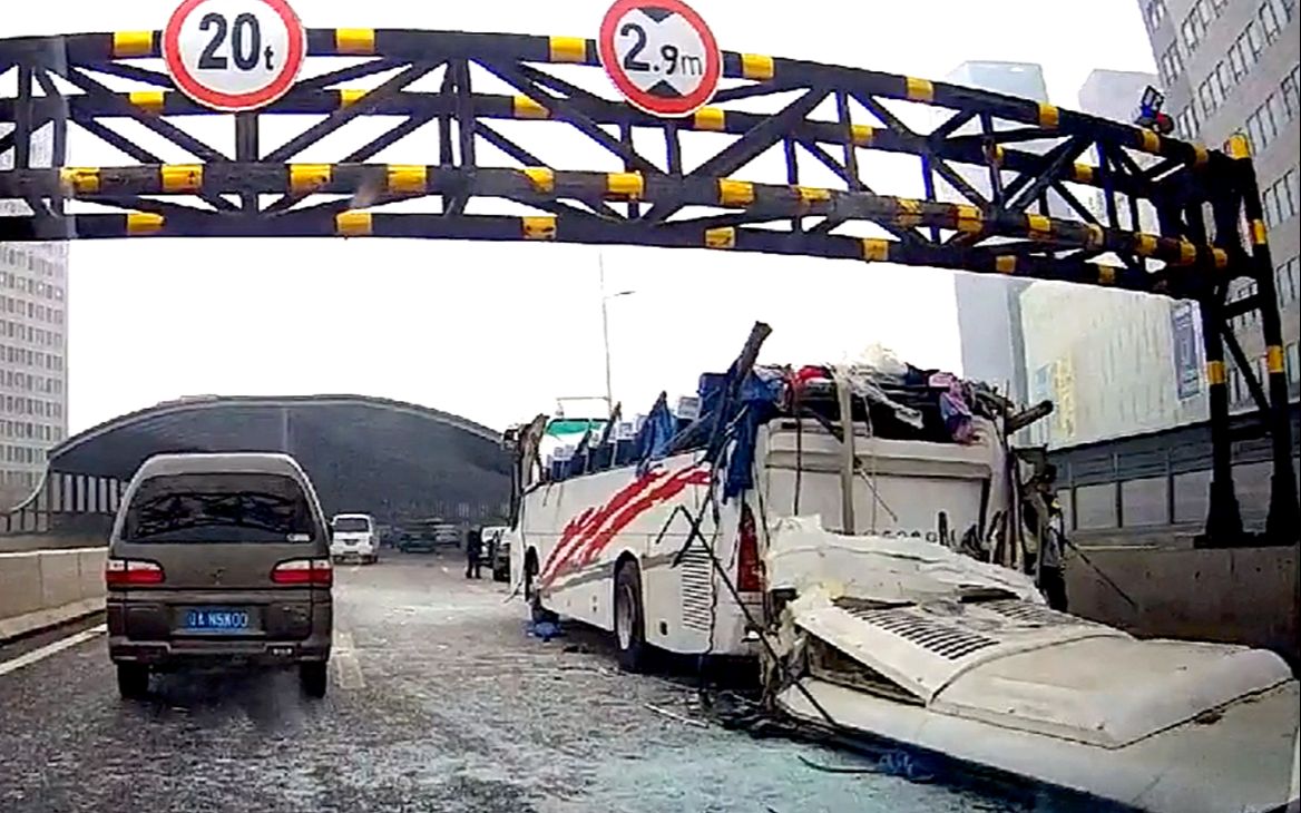 交通事故合集:大客车走神过限高杆,车顶瞬间没有了