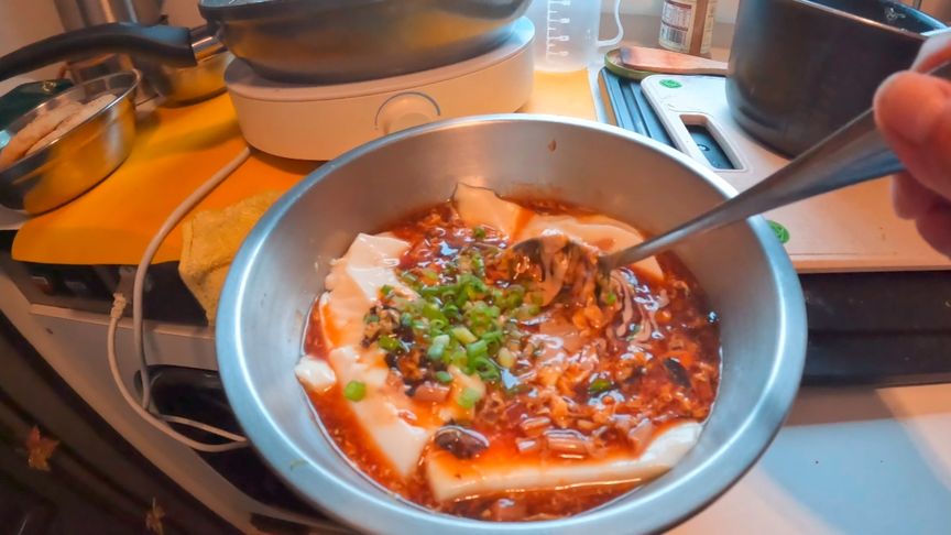 房车后置厨房太实用了,想吃什么做什么,今早做豆腐脑配麻酱烧饼