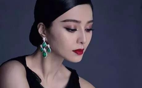 「珠宝美美说」 李晨送给范冰冰的翡翠手表价值千万,全球限量只有五块!