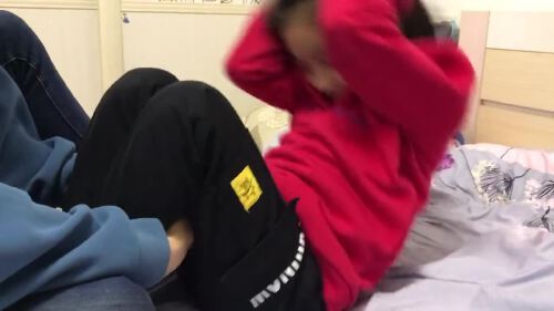 仰卧起坐一分钟50个,弟弟怕姐姐超过他视频录到59秒就按了