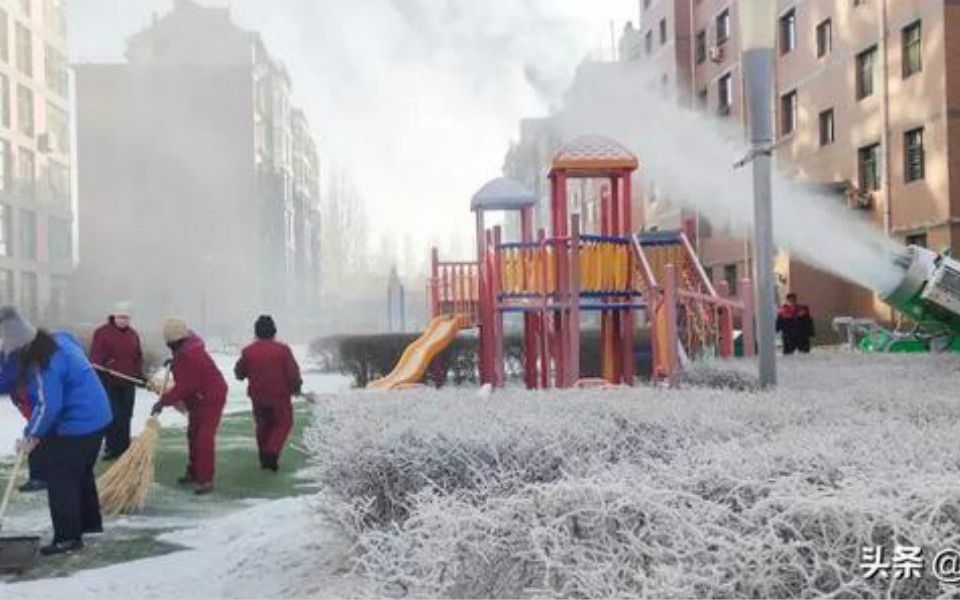 ...雪机提升业主幸福度,人工降雪小孩玩得开心,网友:这是什么神仙物业,...