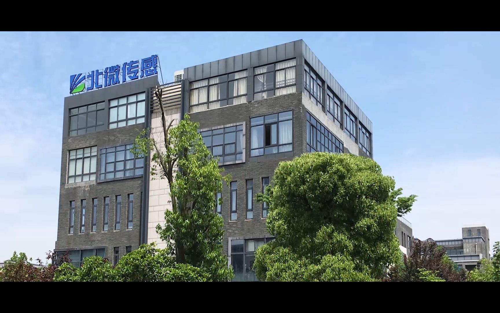 05北微传感是中电海康集团战略投资的一家传感器研发、制造、销售的...