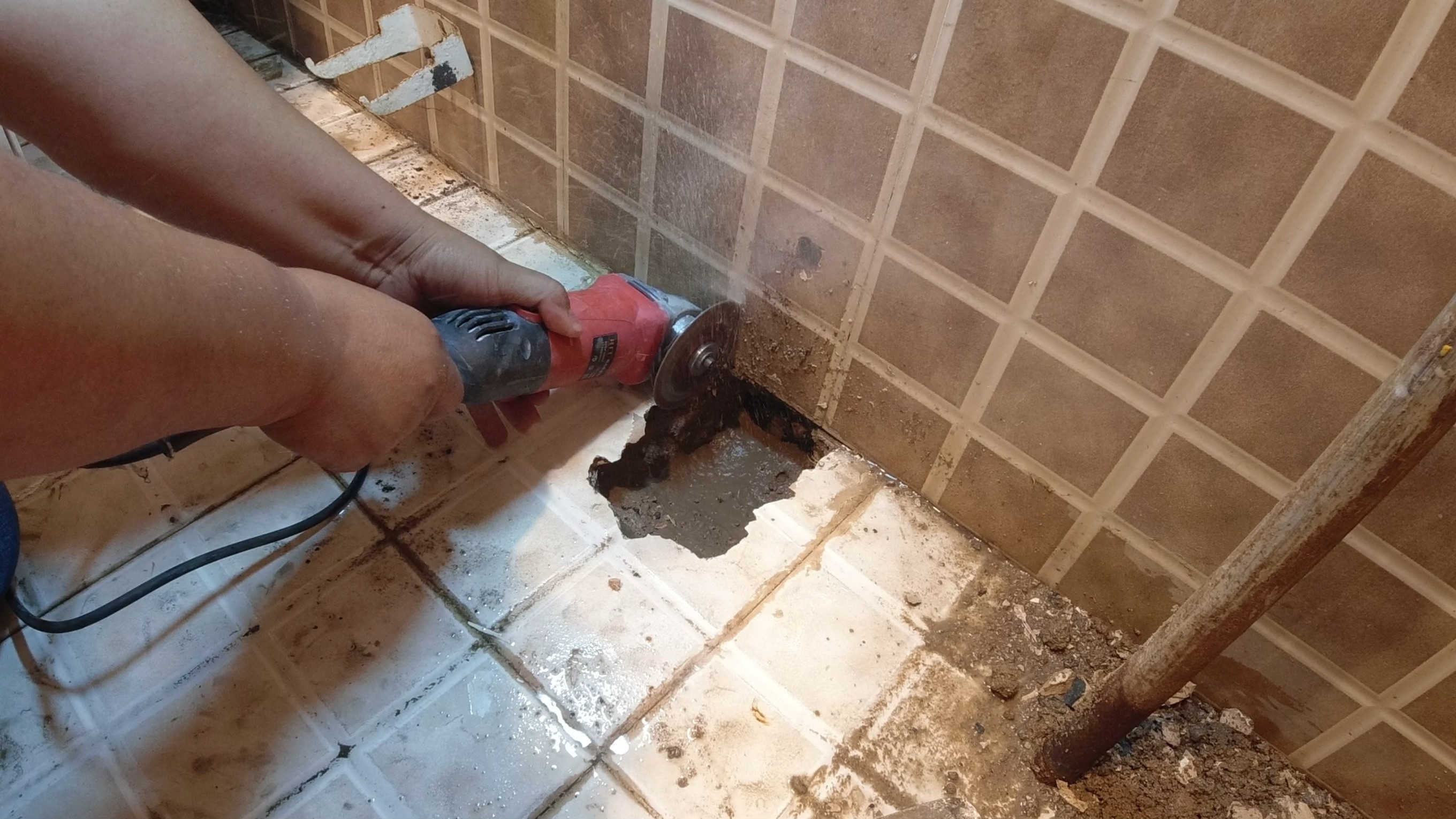 卫生间ߚ�漏水维修