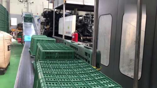 大型塑料筐生产过程,这套模具不算小,这是我们常说的注塑工艺