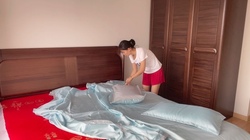 你家的床单多久换一次?看我三分钟快速换完床单枕头套,不再发愁
