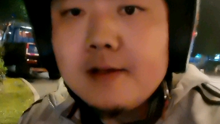 直行加右转道 单股车道 我摩托车直行等红灯 后面出租车想右拐滴滴滴 ...