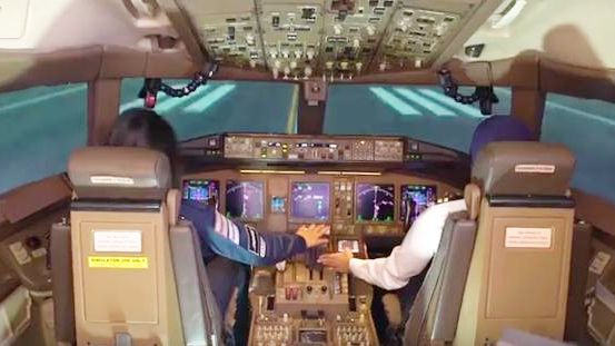 涨见识!美女机长亲自体验阿联酋航空学院波音777翱翔模拟器