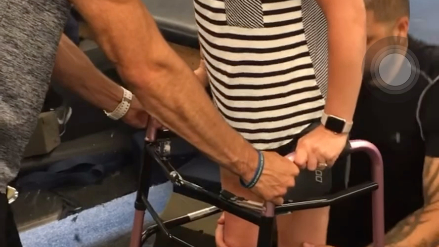 第一次使用助行器行走(瘫痪)