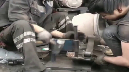 知道汽车是怎样换刹车片的吗,广东小师傅告诉你,全是辛酸泪呀