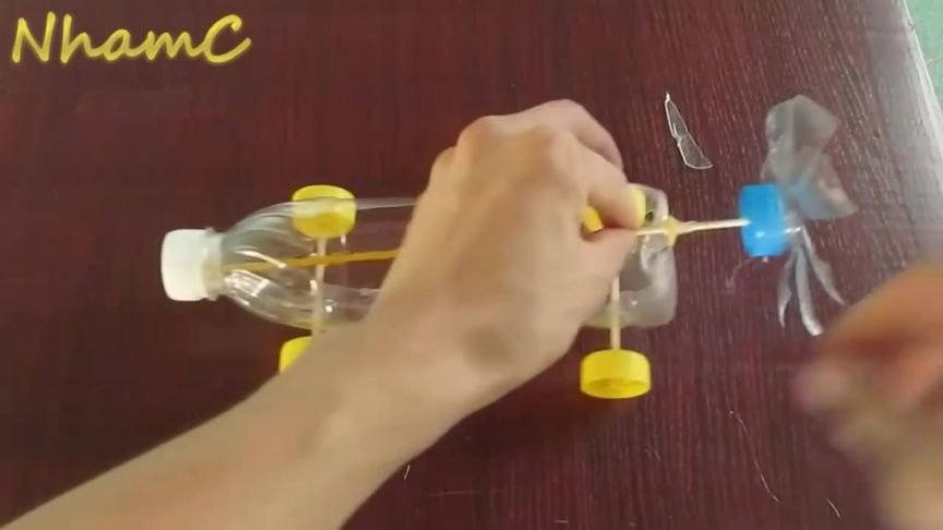生活黑客:如何制作橡皮筋动力车 使用塑料瓶